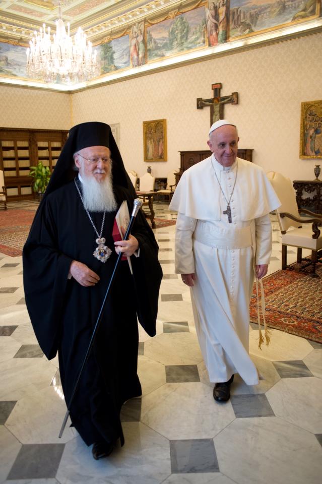 PANAYIOTIS TELEVANTOS: ΣΤΑΖΟΥΝ ΑΙΜΑ ΤΑ ΧΕΡΙΑ ΤΟΥ ΝΕΟΥ ΠΑΠΑ