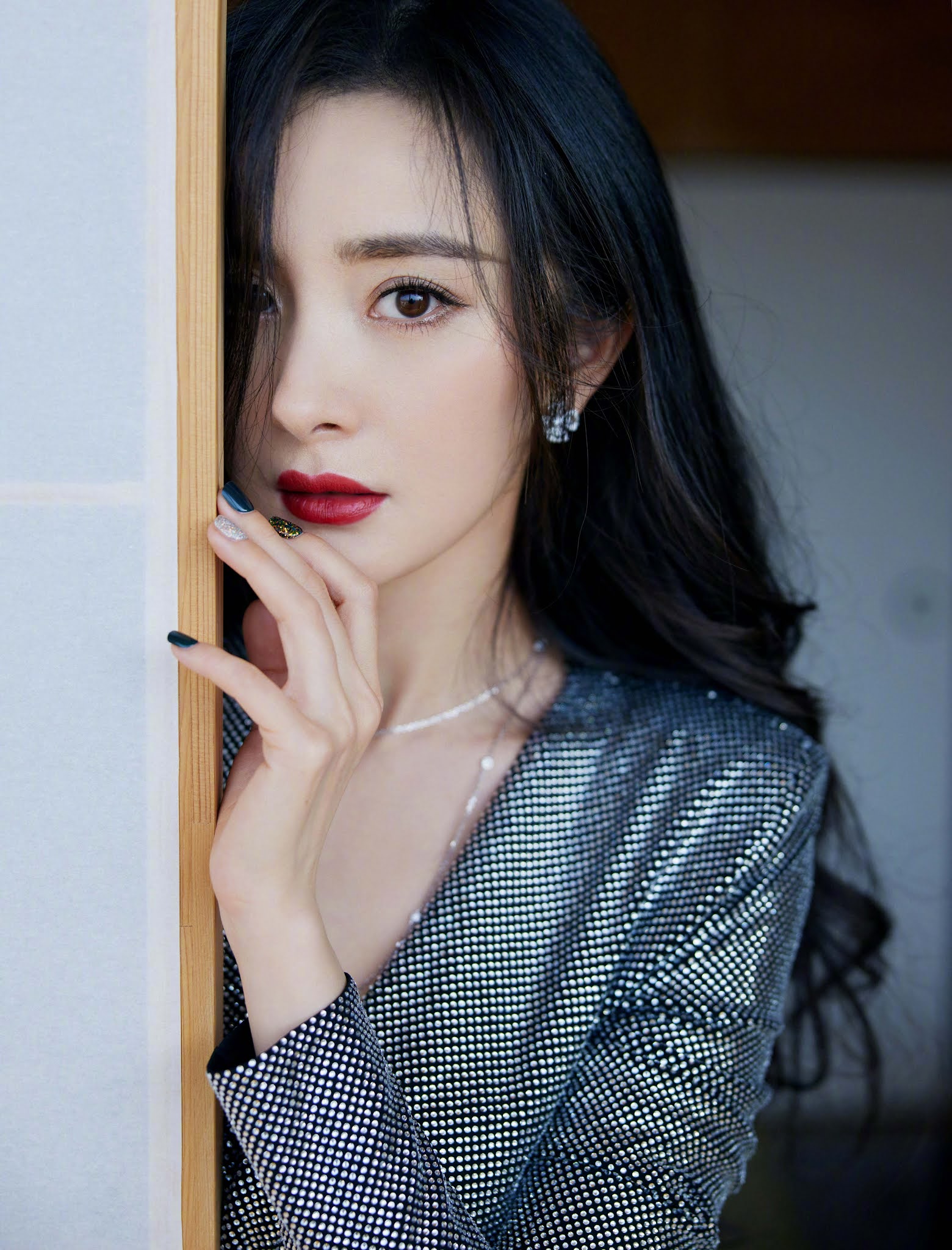 China Entertainment News: Yang Mi poses for photo shoot