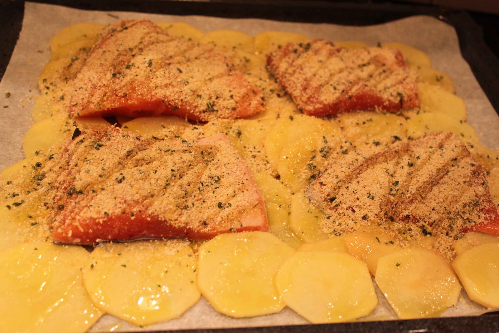 in caso di dolci... e non solo: ricetta SALMONE GRATINATO con patate e ...