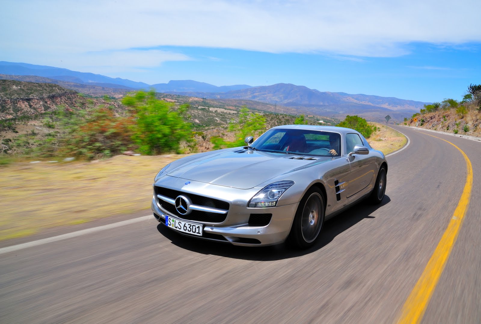 Wander's Behind the Wheel: Cornering King - Mercedes-Benz SLS AMG