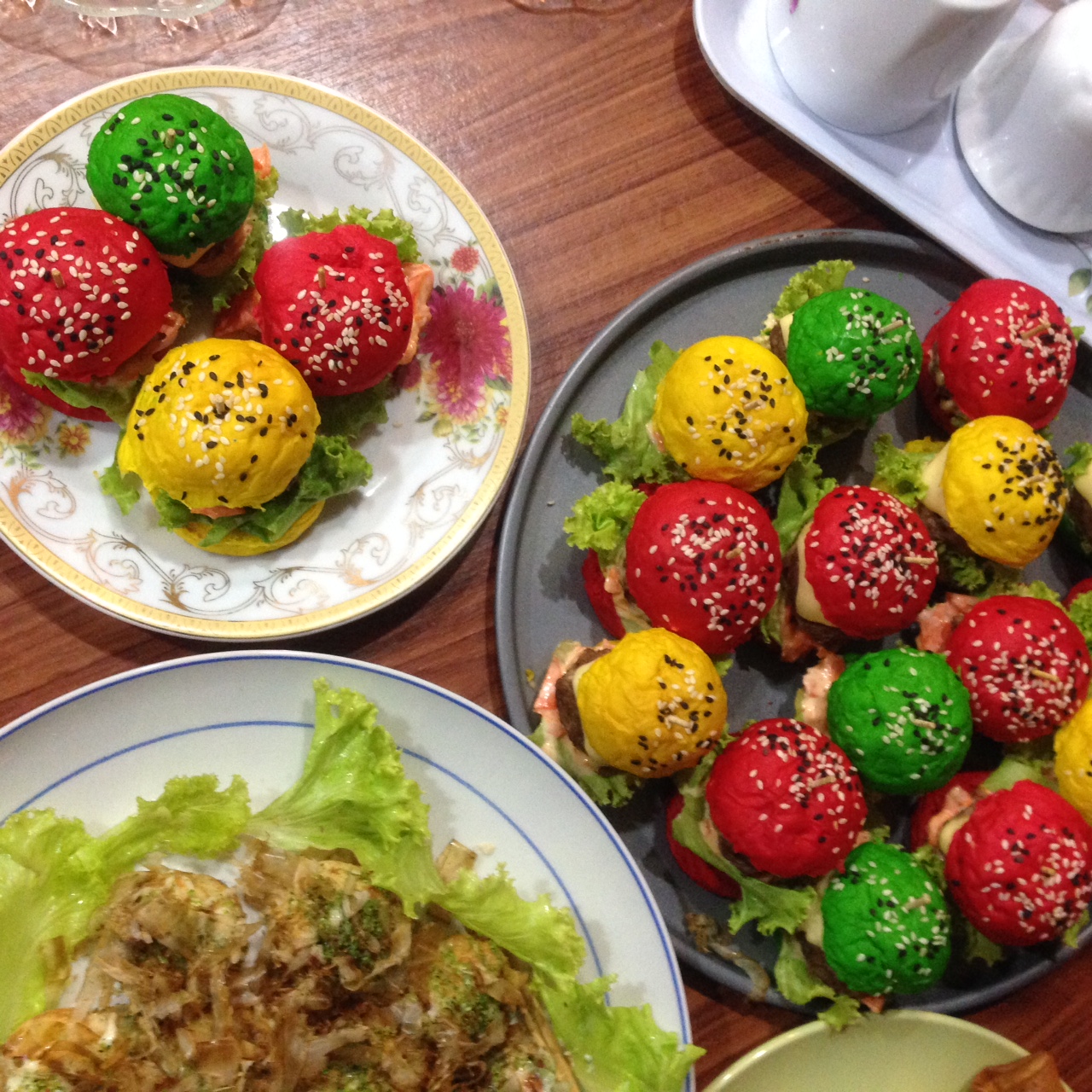 Chooyaya Secret Garden : Colorful mini burger - Homemade beef patty.