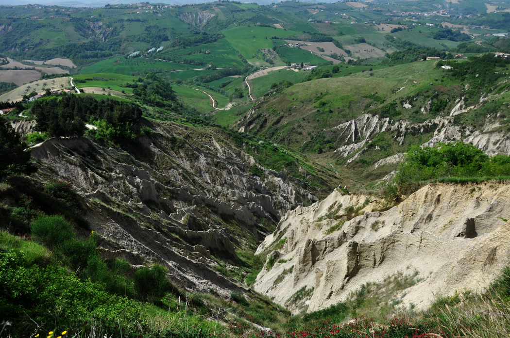 Paesaggio Teramano, rivista redatta da Sergio Scacchia: Le “grotte dei ...
