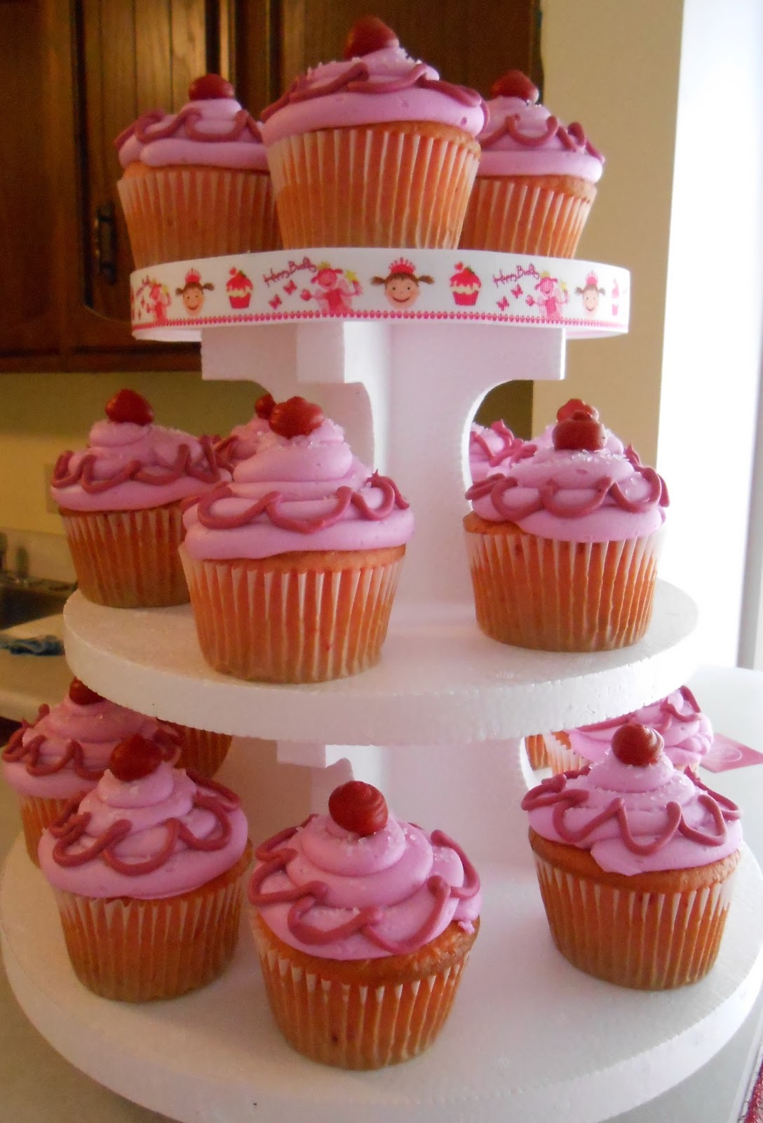 Teach Academy: Pinkalicious Pink-tastic Cupcakes & Party Games