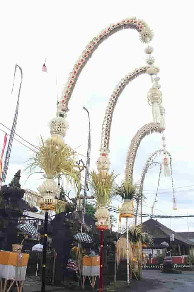 Penjor: Bentuk, Makna, dan Fungsinya dalam Kehidupan Masyarakat Bali ...