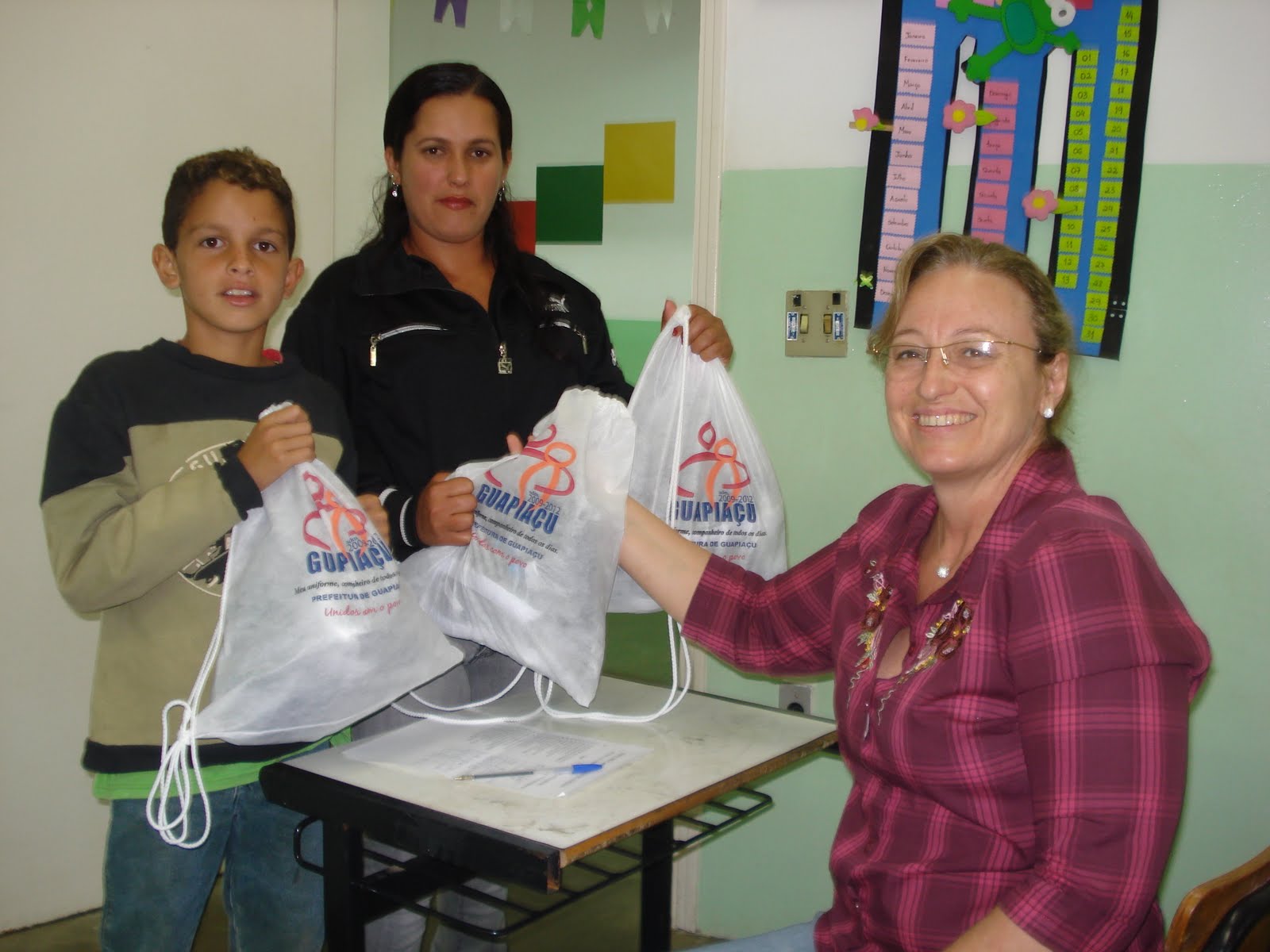 EMEF "PROF ALBERTO BASILIO DE ALMEIDA": 08-05-2011 ENTREGA DE UNIFORMES ...