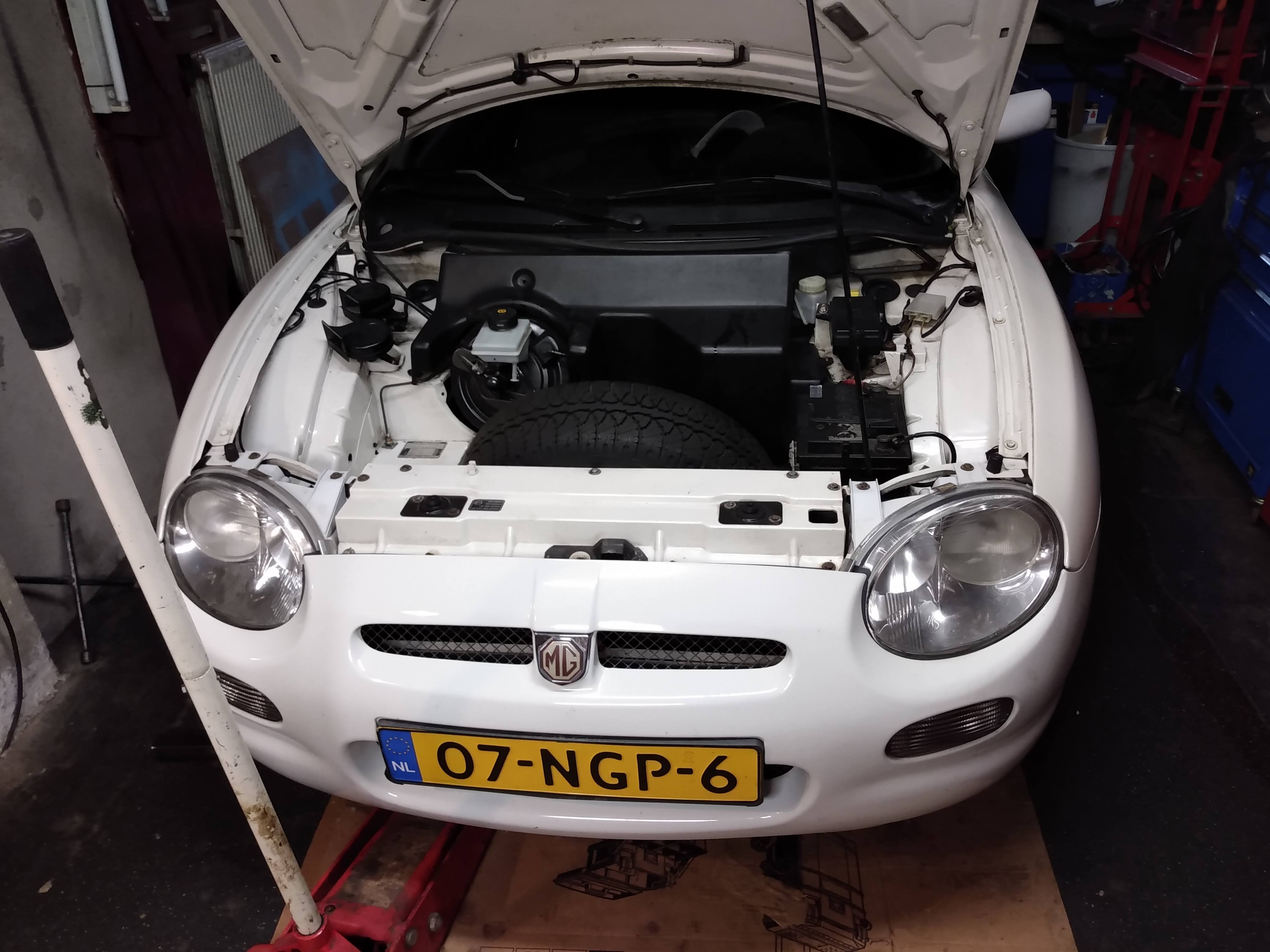 RustyDaytrips.nl: MGF Headlight swap: a set of new Bifocals
