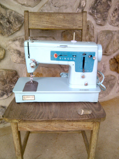 Sofs: New vintage blue sewing machine