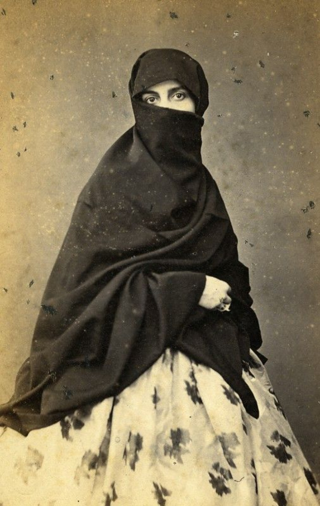 Las Tapadas Limenas: The Hidden Women of Lima Who Veiled Everything But ...