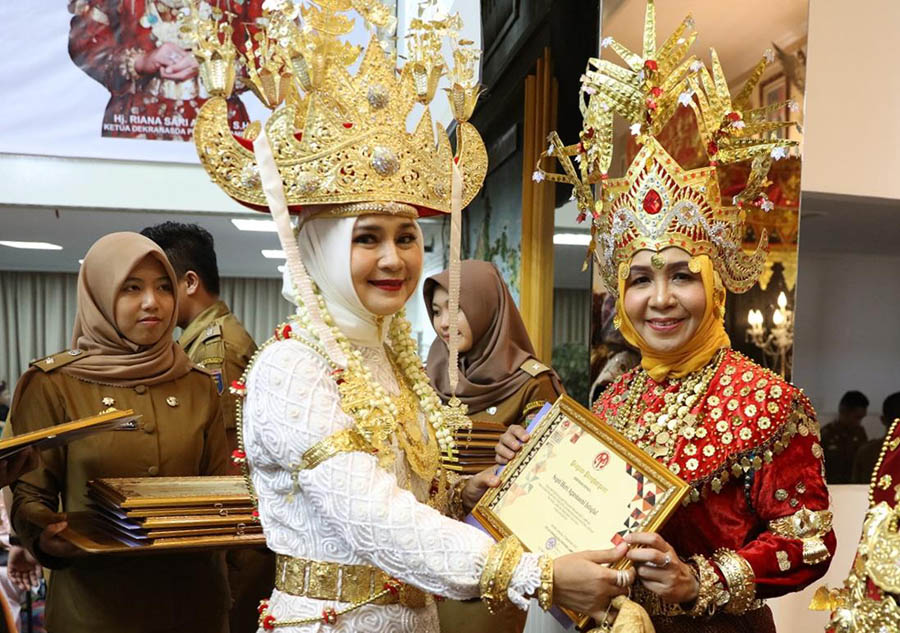 Kenakan Pakaian Adat Sai Batin, Septi Istiqlal Hadiri Pelantikan ...