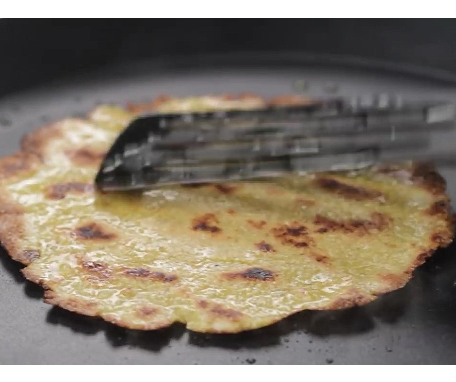 How to make Makki Di Roti at Home | Homemade Makki Di Roti Recipe ...