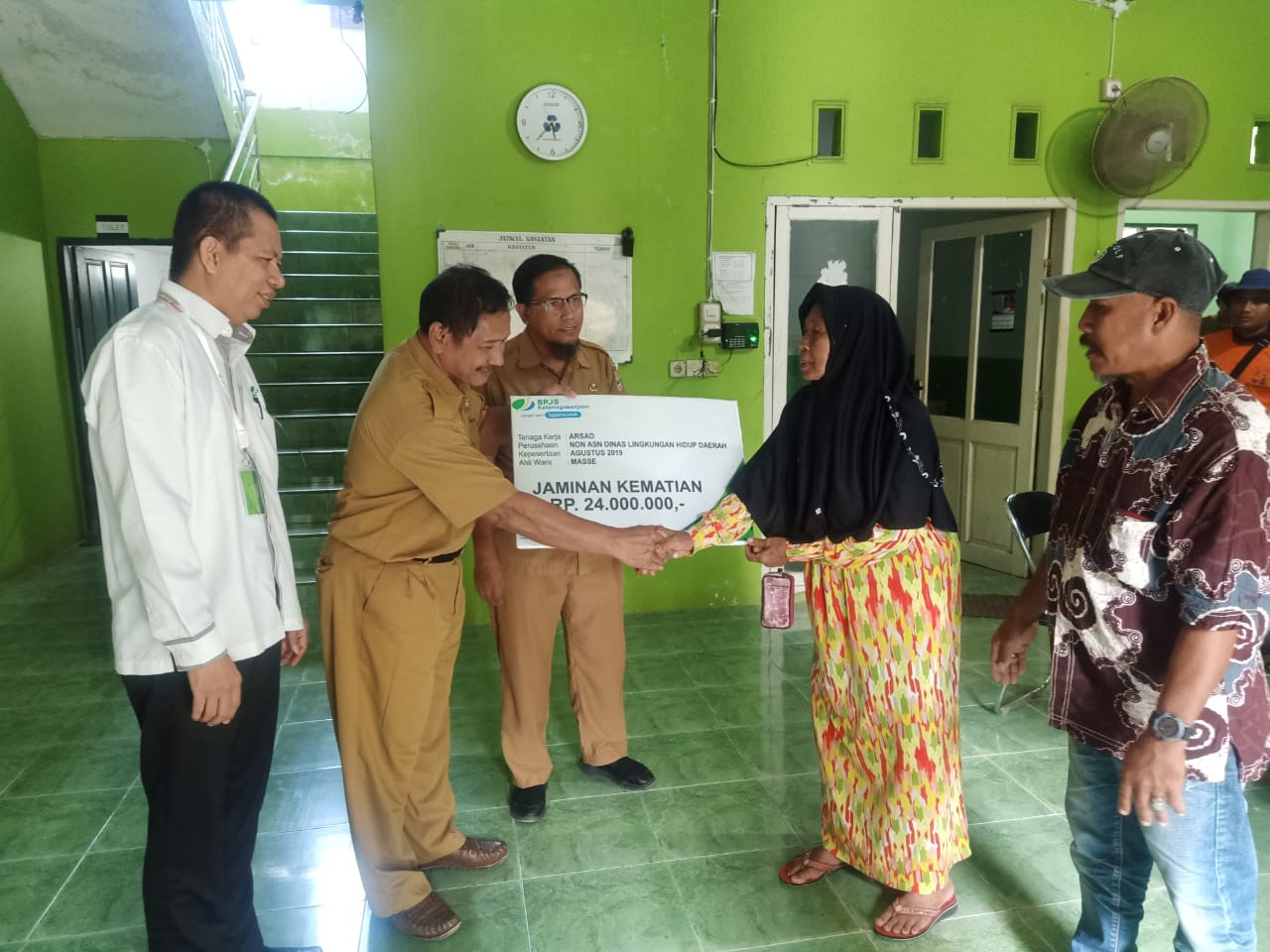 Staf Honor DLHD Kabupaten Wajo Dapat Santunan Dari BPJS Ketenagakerjaan