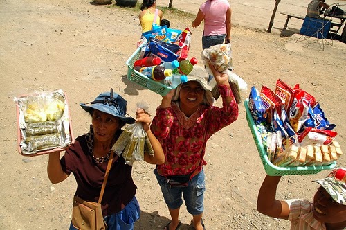 The Life of being a Filipino: Filipino Vendors "a happy selling job"