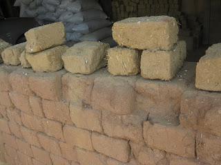 LOS LEONES DE CUARTO Y QUINTO: El adobe: un material de construcción.