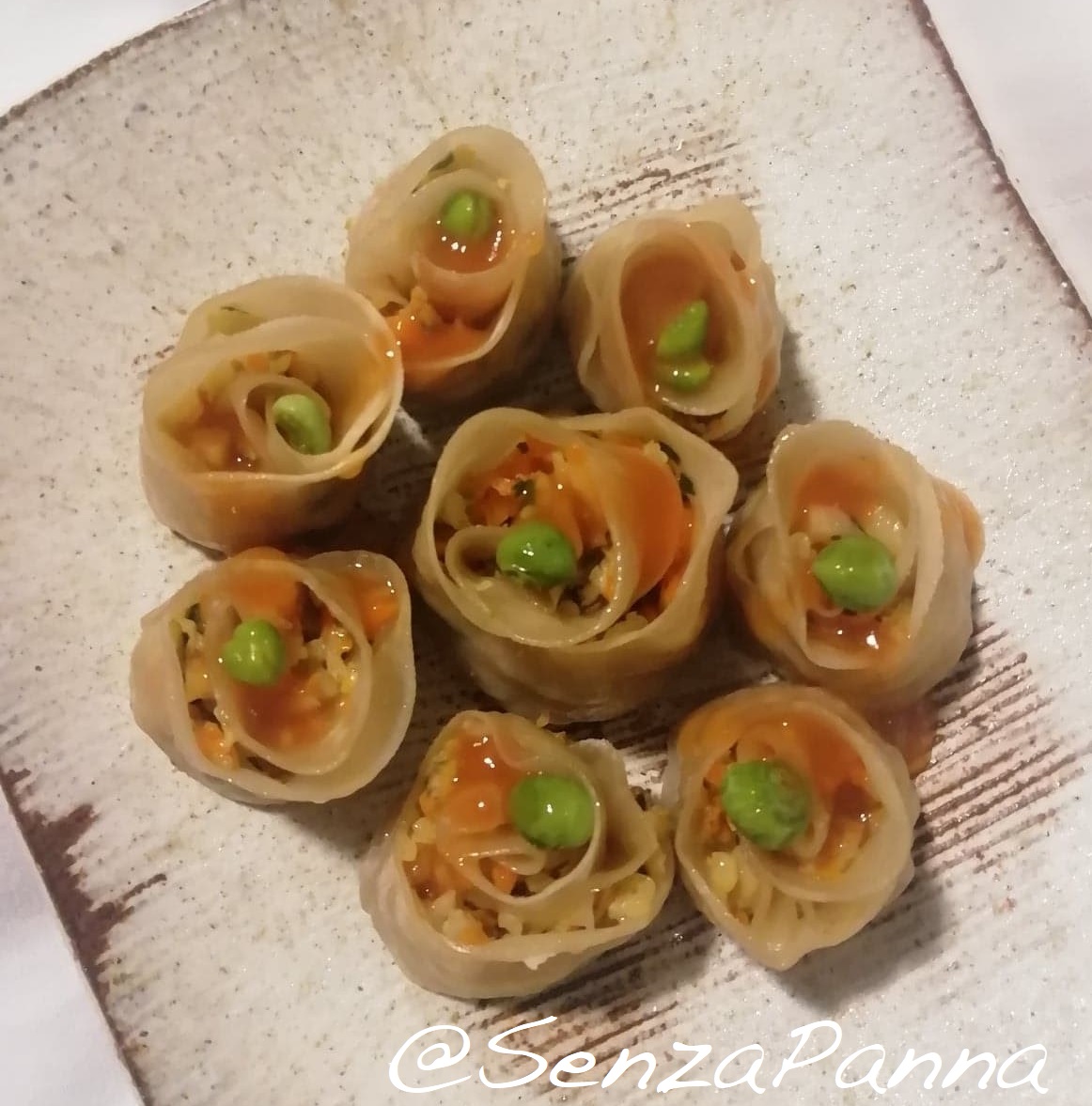 SenzaPanna: Rose Gyoza vegetariani. La ricetta del lunedì.