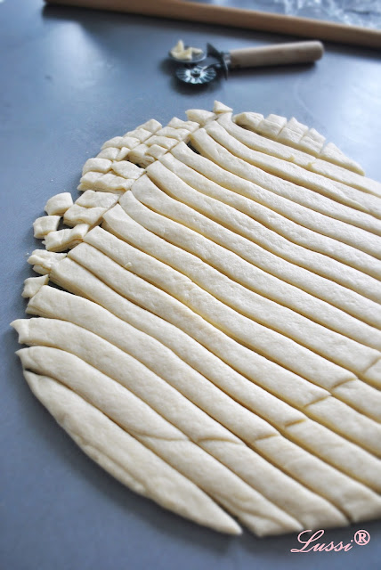 Lussi`s World of Artcraft: Разхвърляна пита / Messy bread