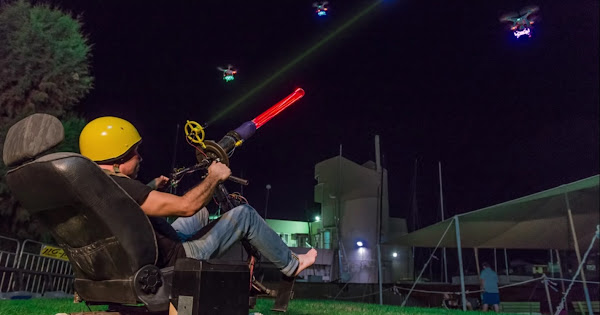 Space Invaders diventa reale con raggi laser e droni volanti al posto ...