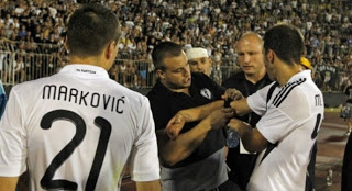 ΟΛΥΜΠΙΑΚΟΣ: ΟΤΑΝ ΟΙ ULTRAS ΕΒΓΑΛΑΝ ΤΟ ΠΕΡΙΒΡΑΧΙΟΝΙΟ ΤΟΥ ΑΡΧΗΓΟΥ ΑΠΟ ΤΟΝ ...