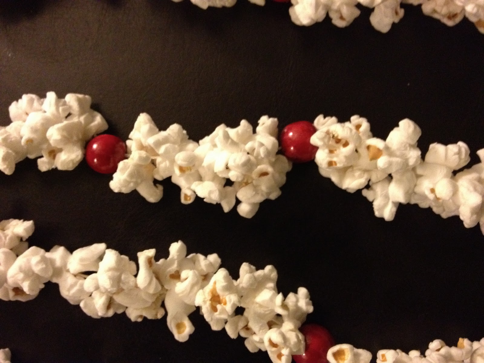 Happy Kind of Life: Day 4 of Christmas Crafting: Popcorn Garland