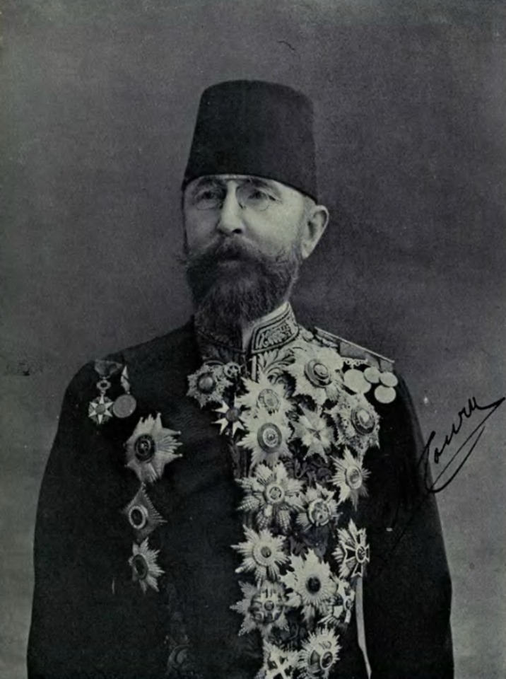 Berita TV Malaysia: Muskat baju hitam bersulam benang emas