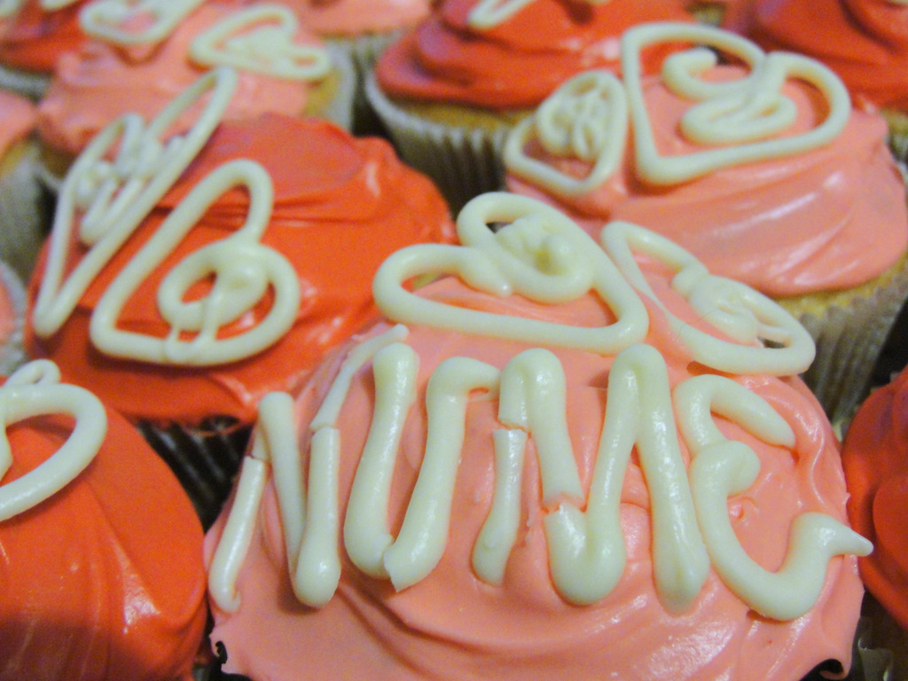 Little Lovables: Sweet Treats: Valentine's Cupcakes