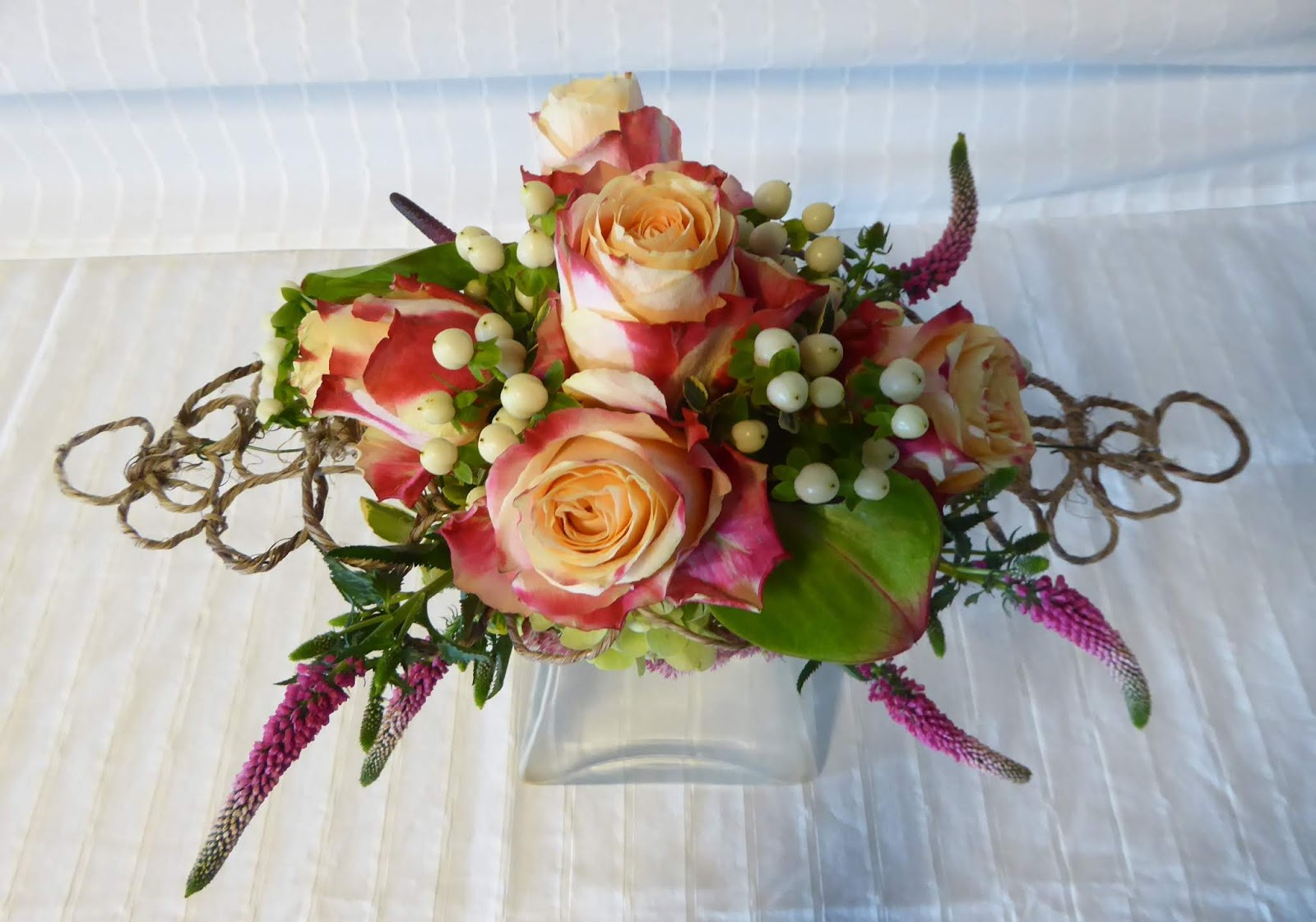 Atelier d'art floral "La Détente": COMPOSITION FLORALE AVEC STRUCTURE