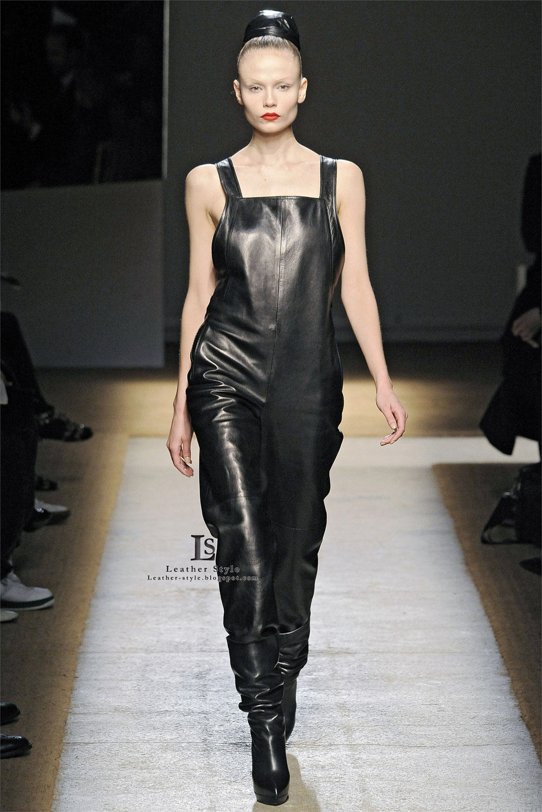 Leather style, latex couture, vinyl fashion: designers, photographers ...