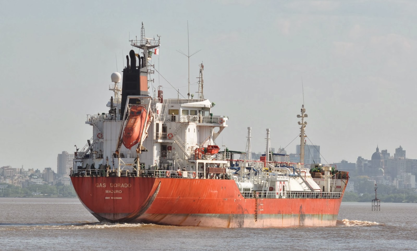 VCV ESTEIO: Navio-tanque “Gas Dorado” chega para operar em Triunfo.