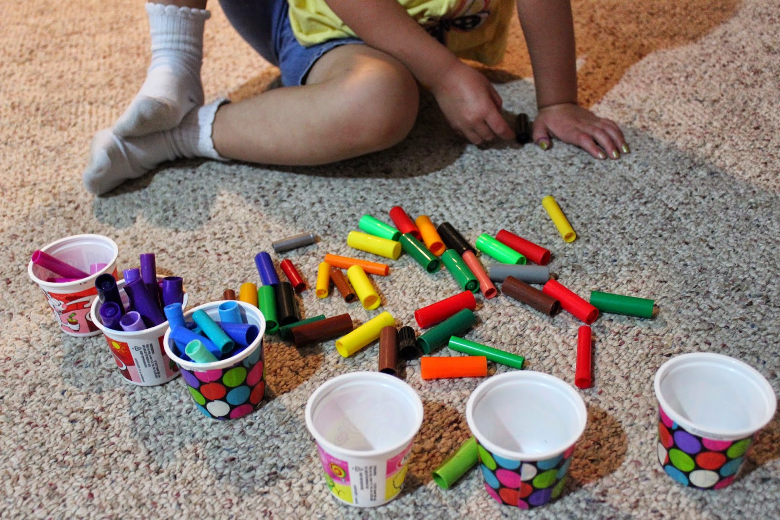 4chairs+1desk=organized chaos: Marker Lid Sorting