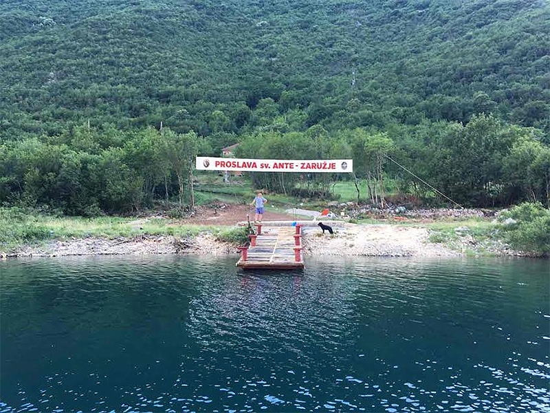 Splavom preko jezera Salakovac na proslavu sv. Antuna ~ Goranci online