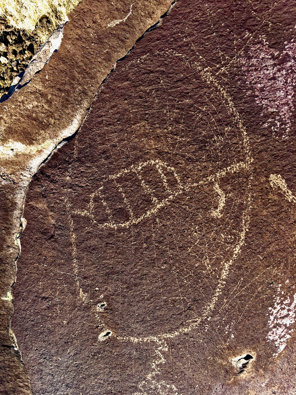 Rock Art Oregon: Incised petroglyphs: Threading stone