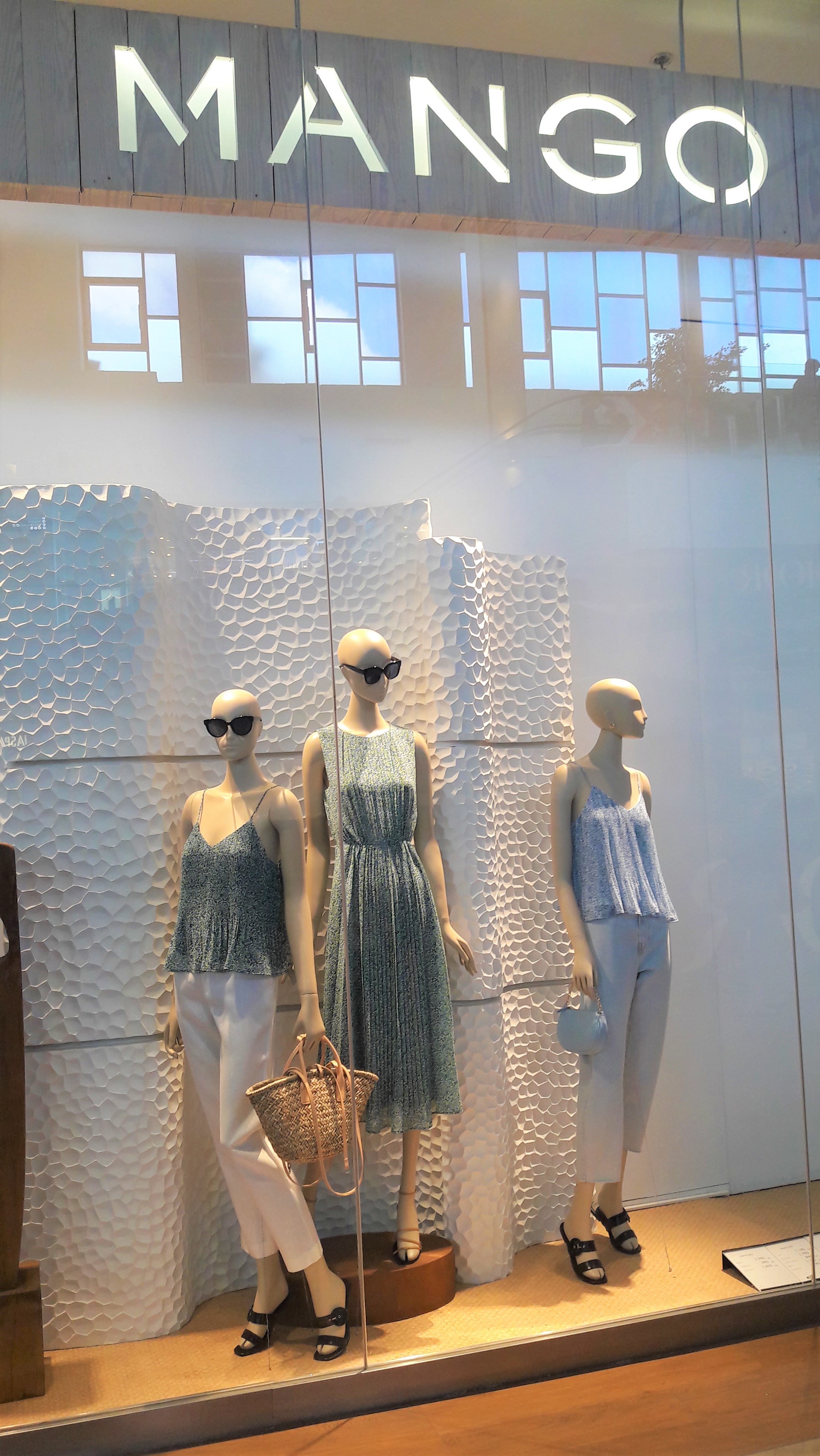 MANGO windows in Mega Bangna Shoppingcenter in Thailand