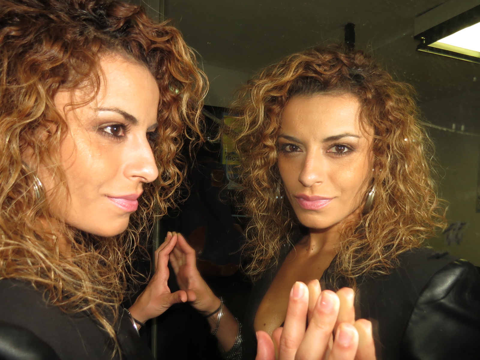 LOS ESPECTADORES ENVIVO: CHELA RIVAS, BELLEZA EN EL ESPEJO