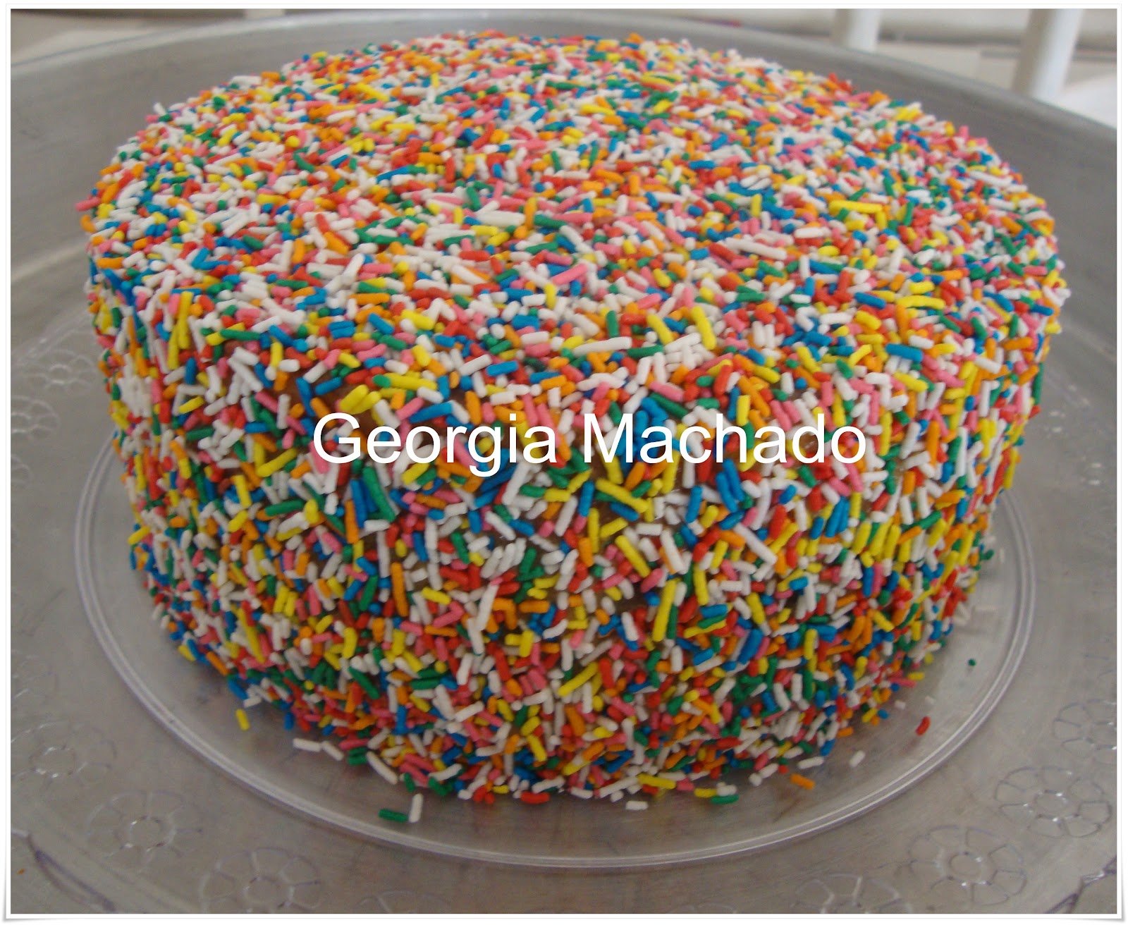 Georgia Machado: Bolo com granulado colorido