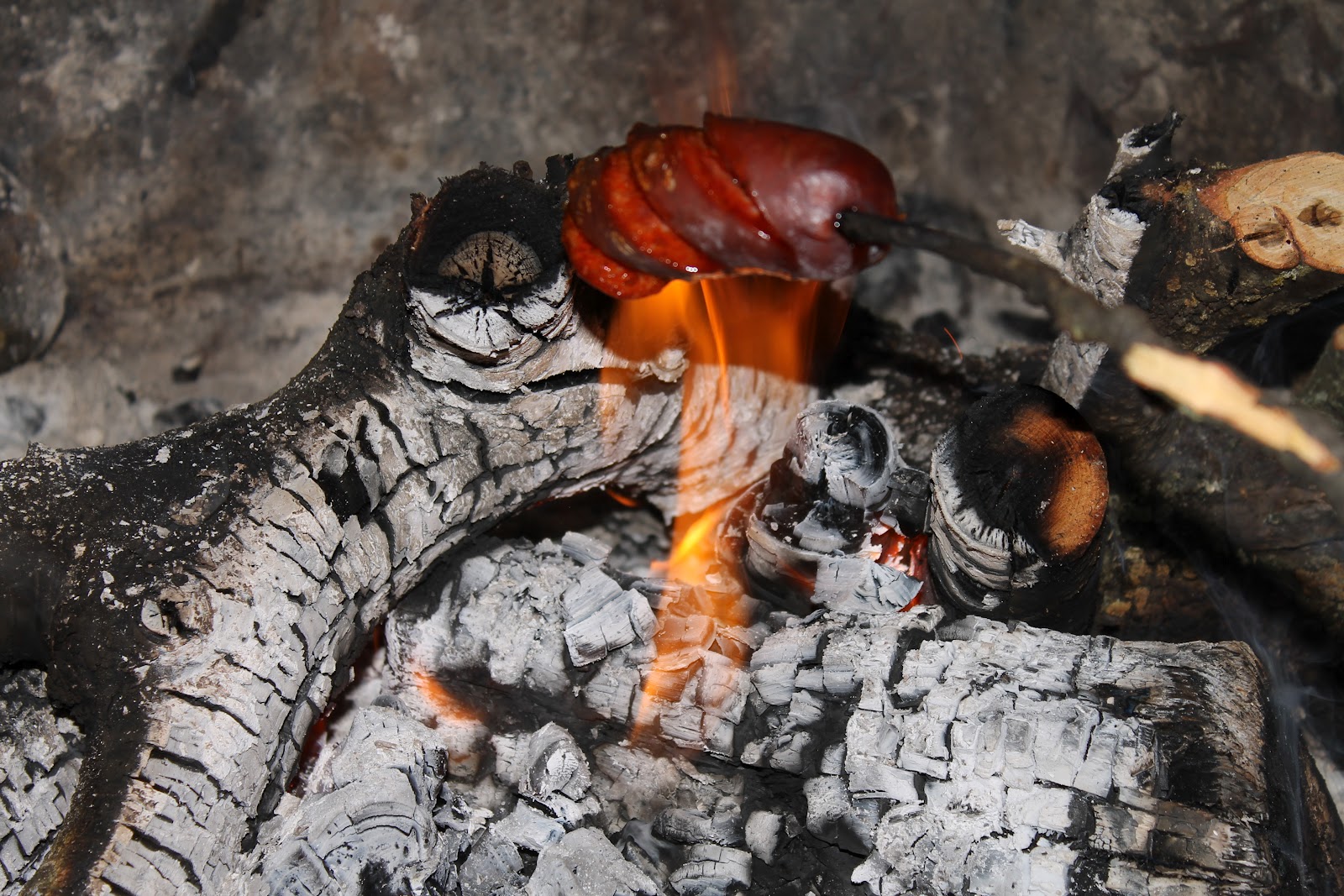 El Cuchareo: CHORIZO EN PALO AL RESCOLDO.
