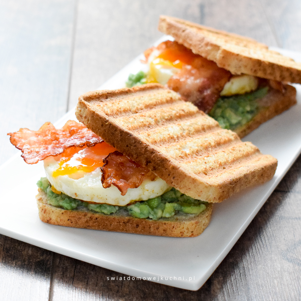 Kanapka z awokado, jajkiem sadzonym i bekonem - Świat Domowej Kuchni