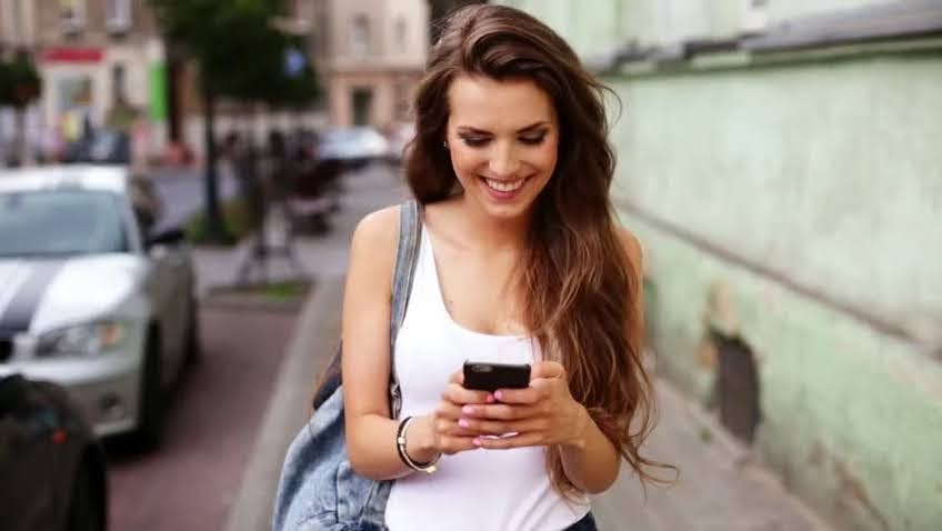 Helpful Advices: How To Make Your Girlfriend Happy Over The Phone