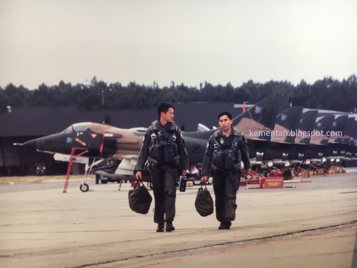 Senang Diri: Circuit breaker Day 3 pix: Republic of Singapore Air Force RSAF Super Skyhawks in ...