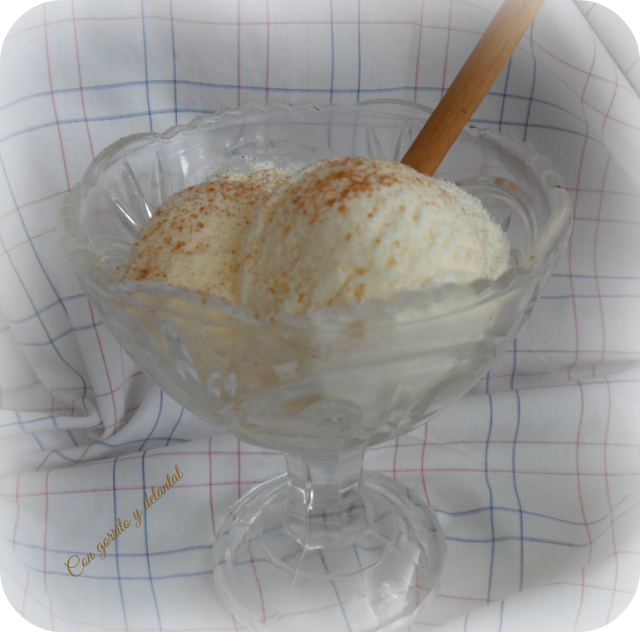 CON GORRITO Y DELANTAL: Helado de leche merengada