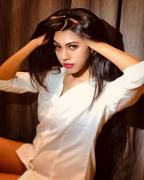 25 Hot Photos Of Simran Khan Sabreena Actress From Ullu App Palang Tod Episode Caretaker