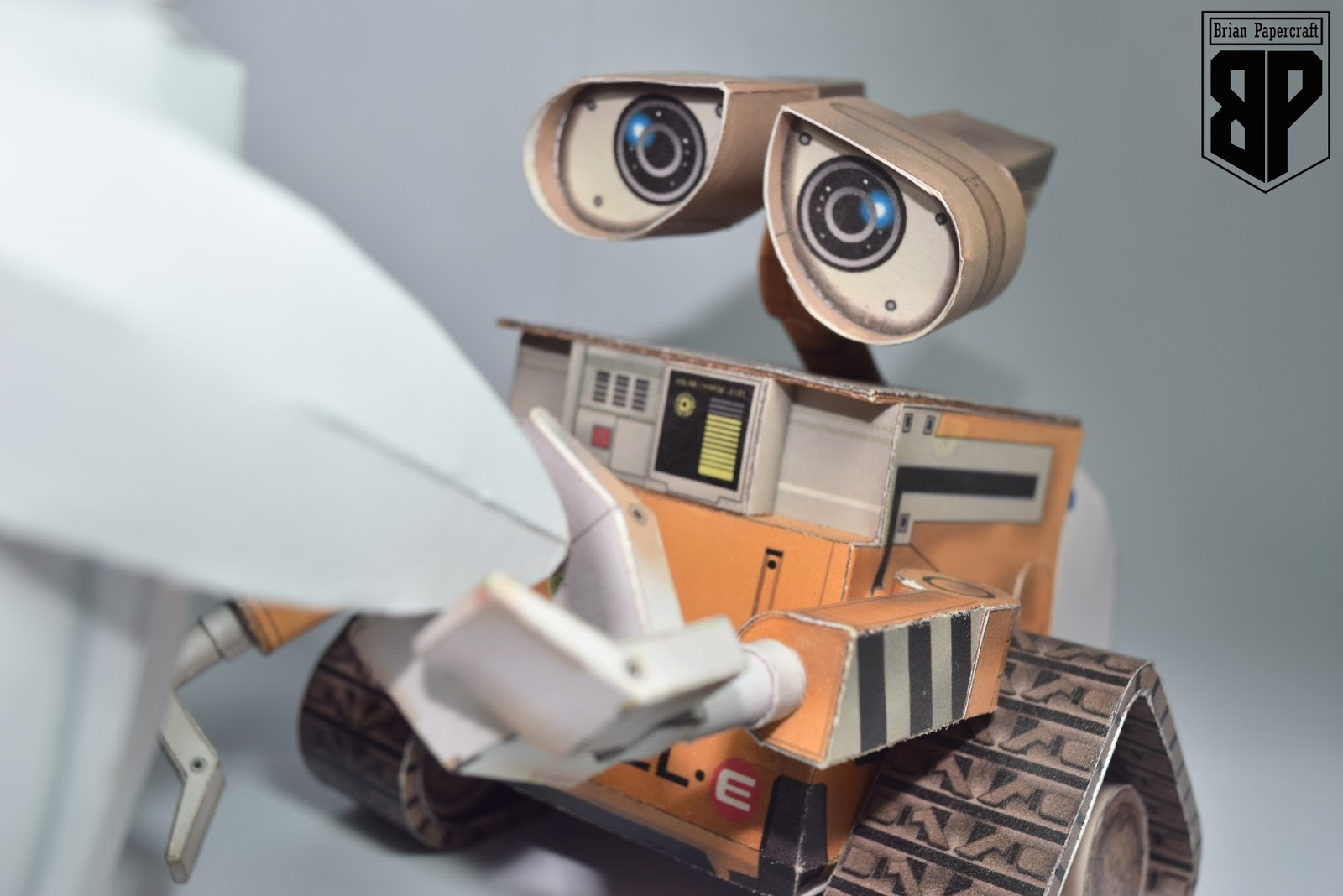 Wall-e and Eve Papercraft - Brian Papercraft