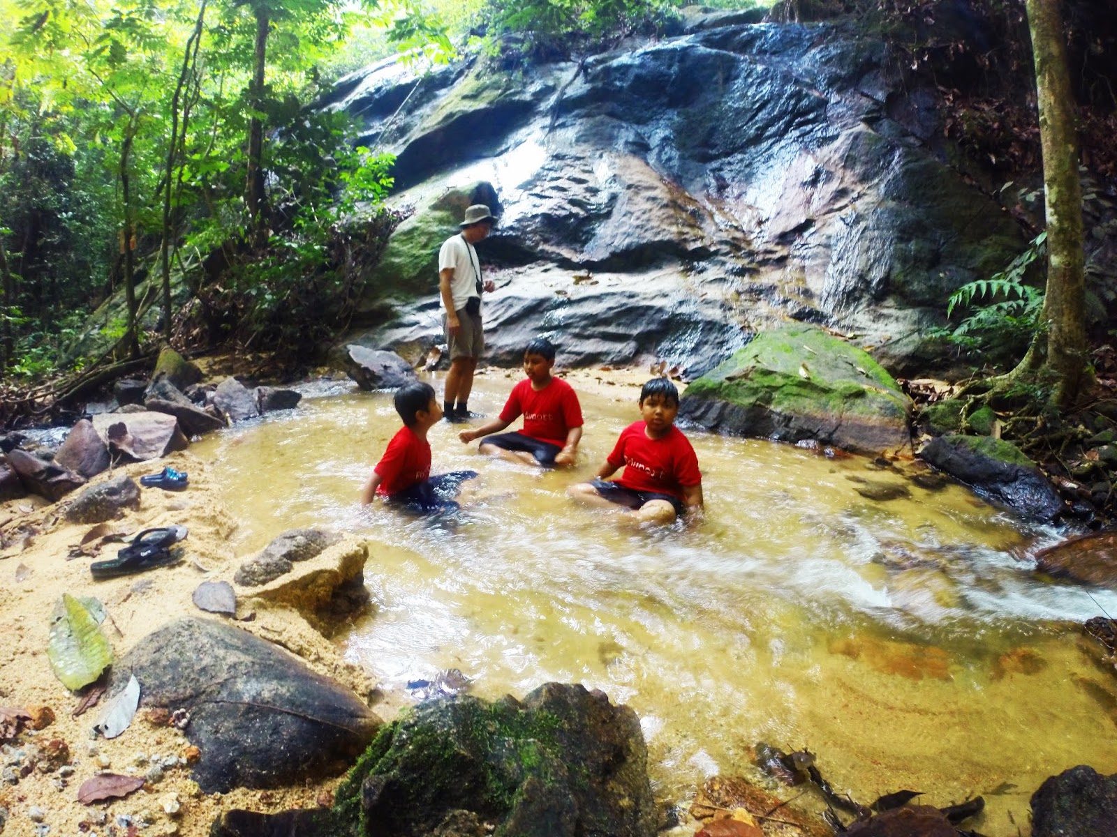 Trekking ke Air Terjun Taman Eko Rimba Komanwel - Commonwealth Forest ...