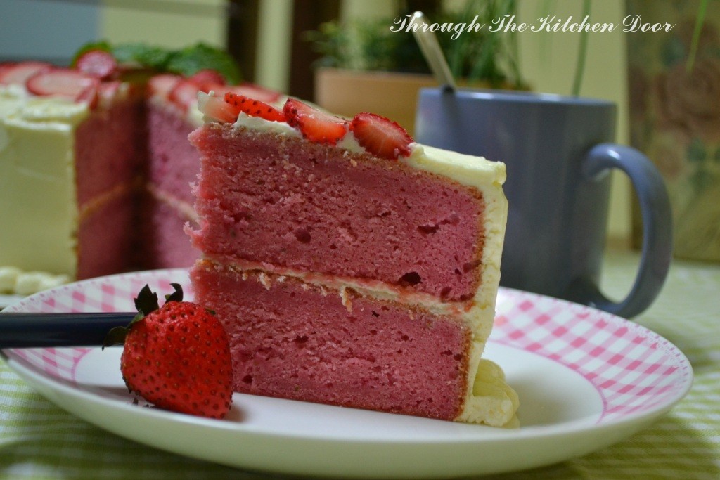 Through The Kitchen Door: Strawberry Cake...... Oh, not again!!