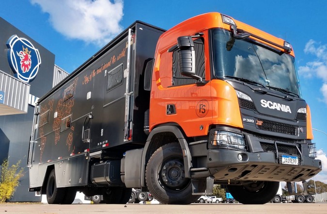 Scania P 320 XT é transformado em motorhome de luxo