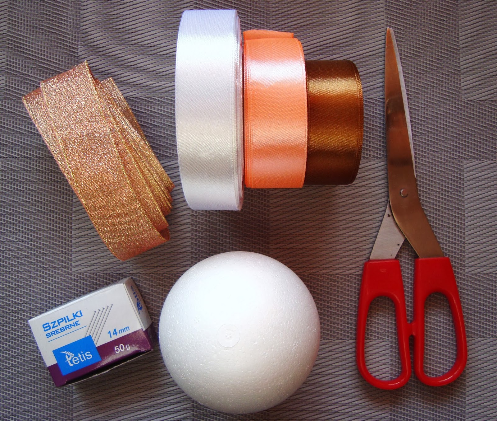 Life is your creation: DIY: BOMBKA świąteczna ze wstążek