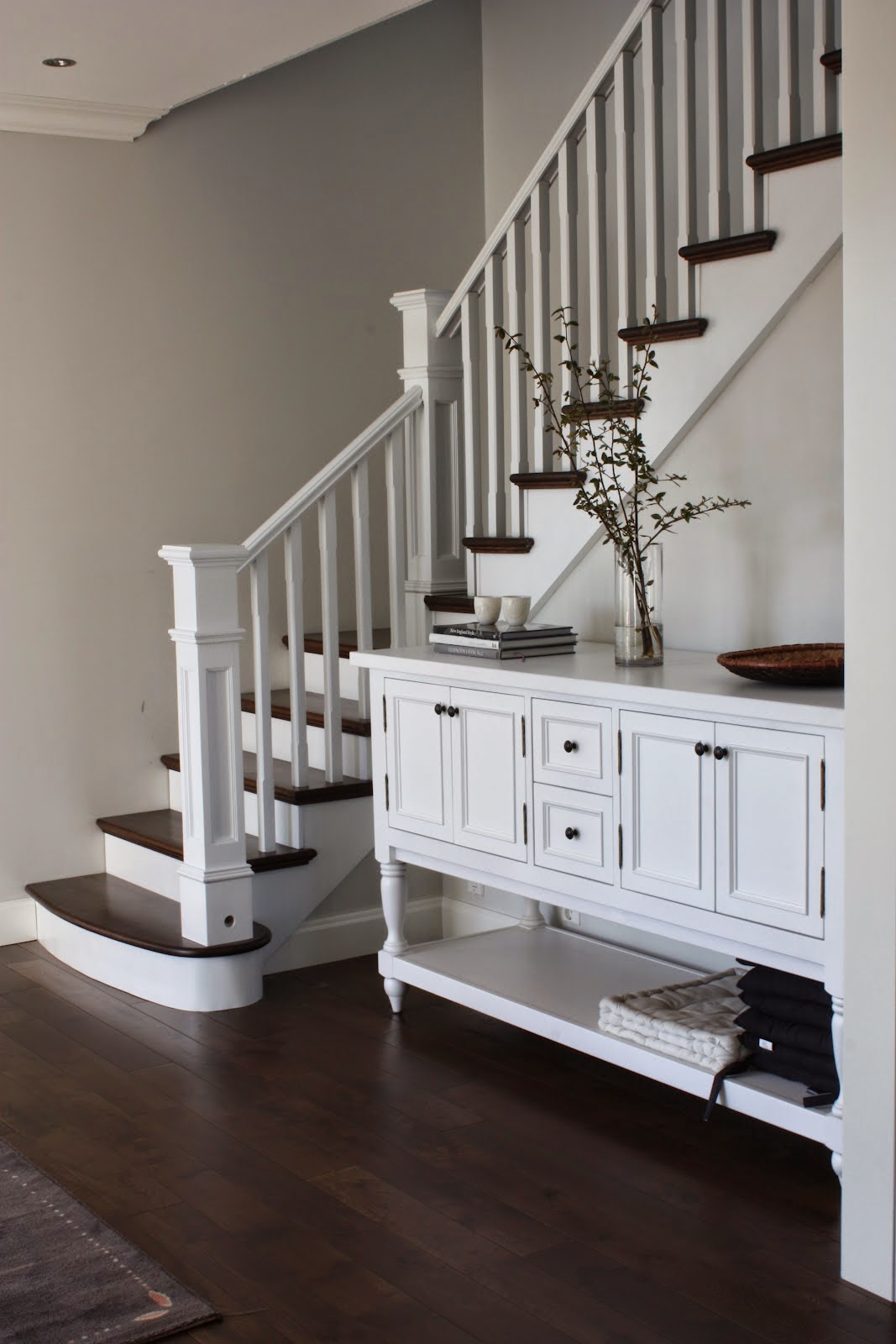 Den Vita Drömgården: Trappa för New England hus