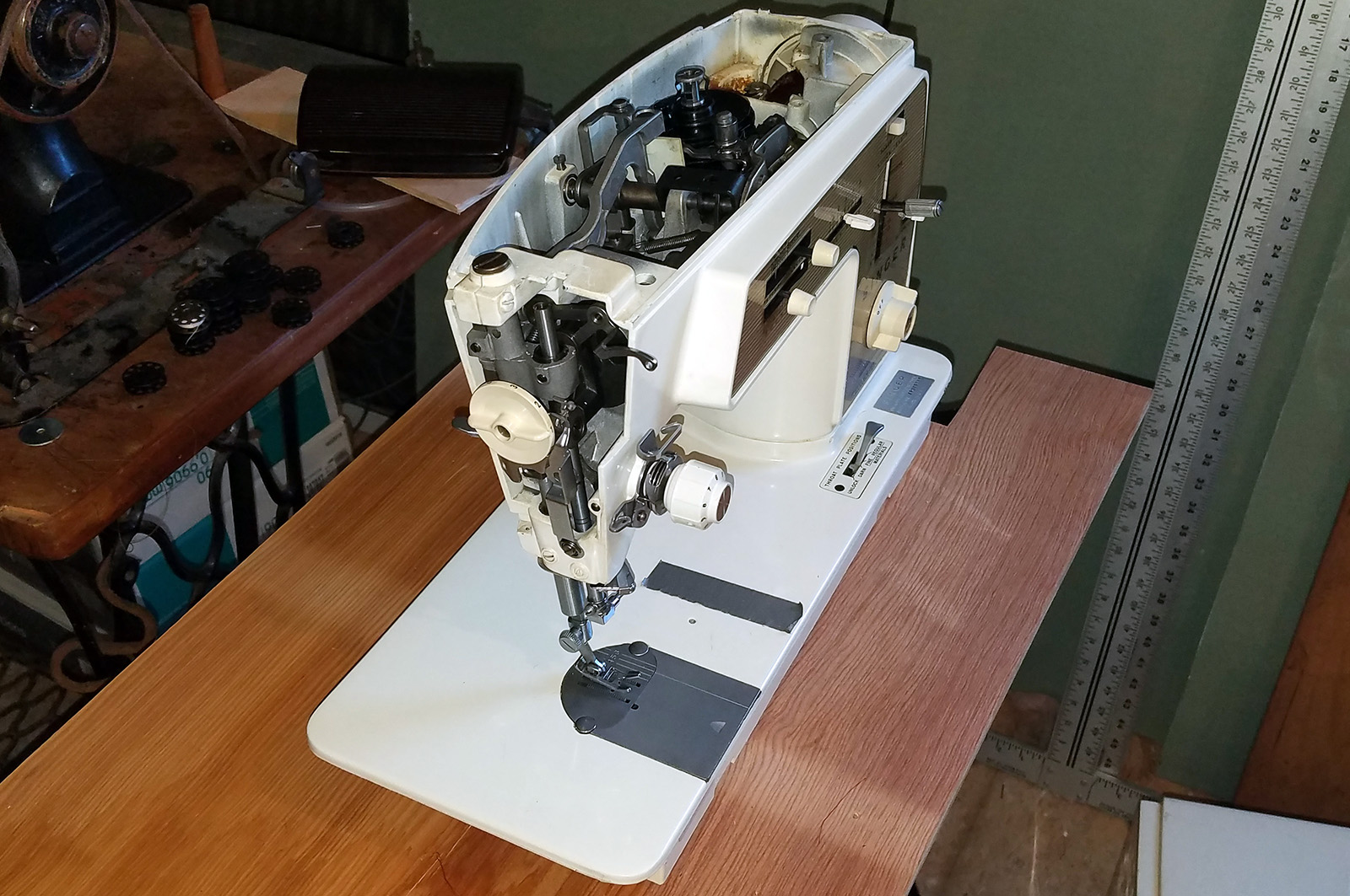 Old Singers And The Like: Heresy! Singer 635 Touch And Sew