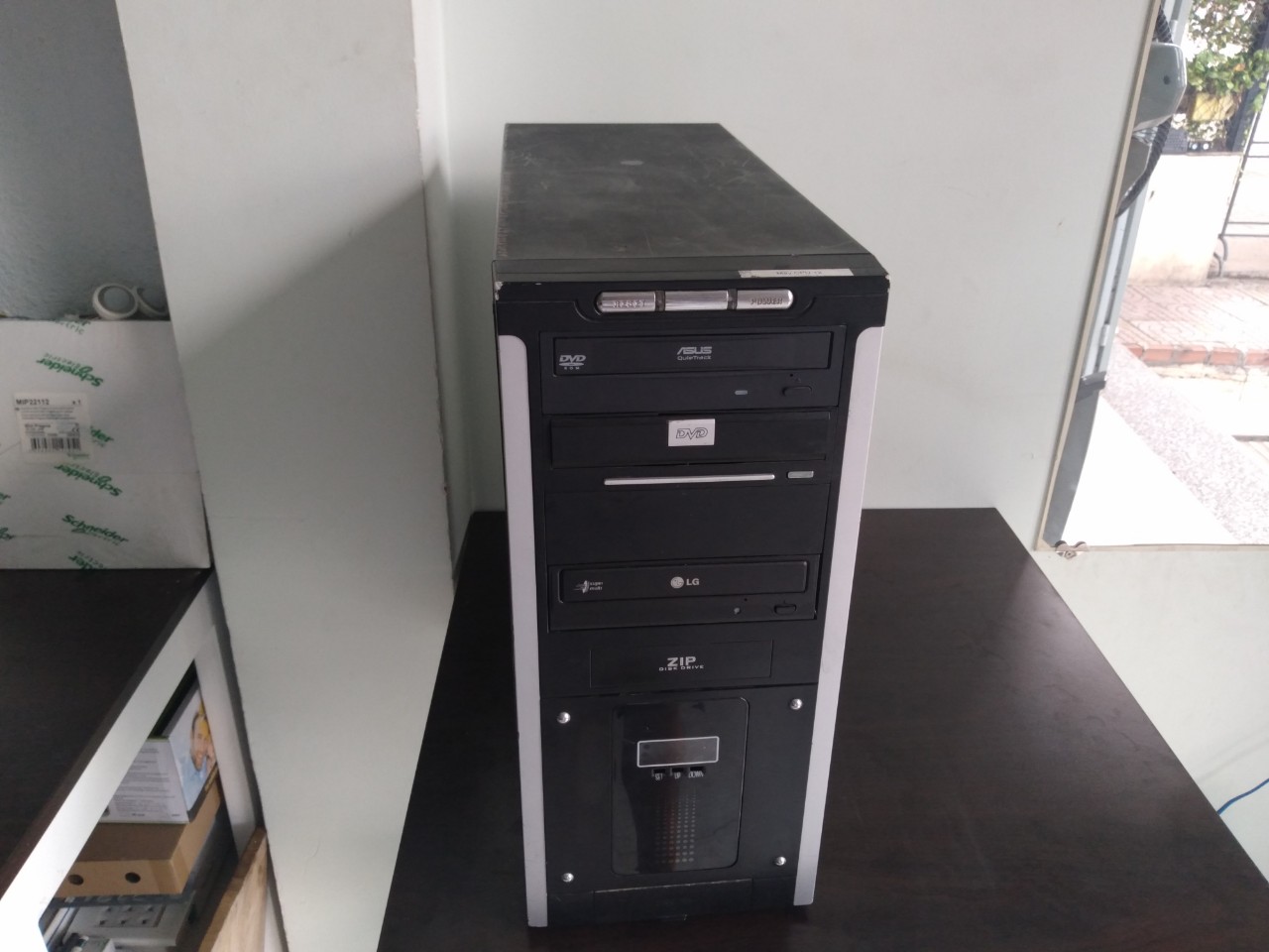 Thùng CPU Asus Ram 8Gb Card rời upto 4Gb HDD 320Gb CPU Xeon 8M