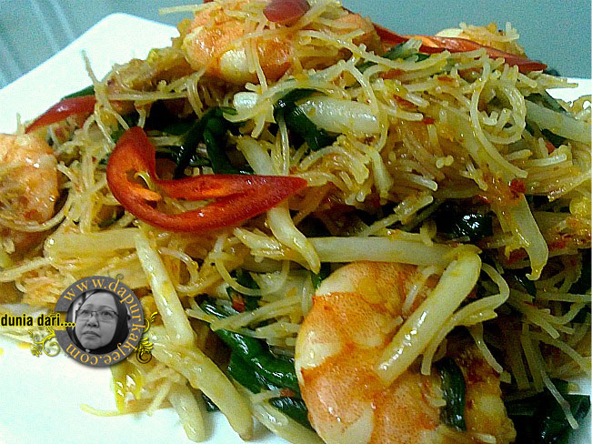 Nama masakan Mi Siam tapi tak guna mi. Guna Mihun. Pelikkan. Ada orang ...