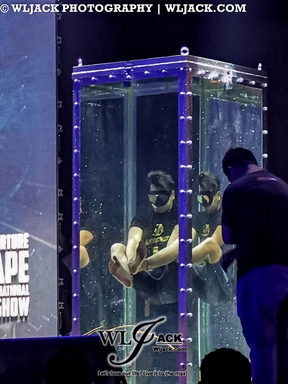 [Coverage] Vikey's Water Torture Escape & Live International Magic Show
