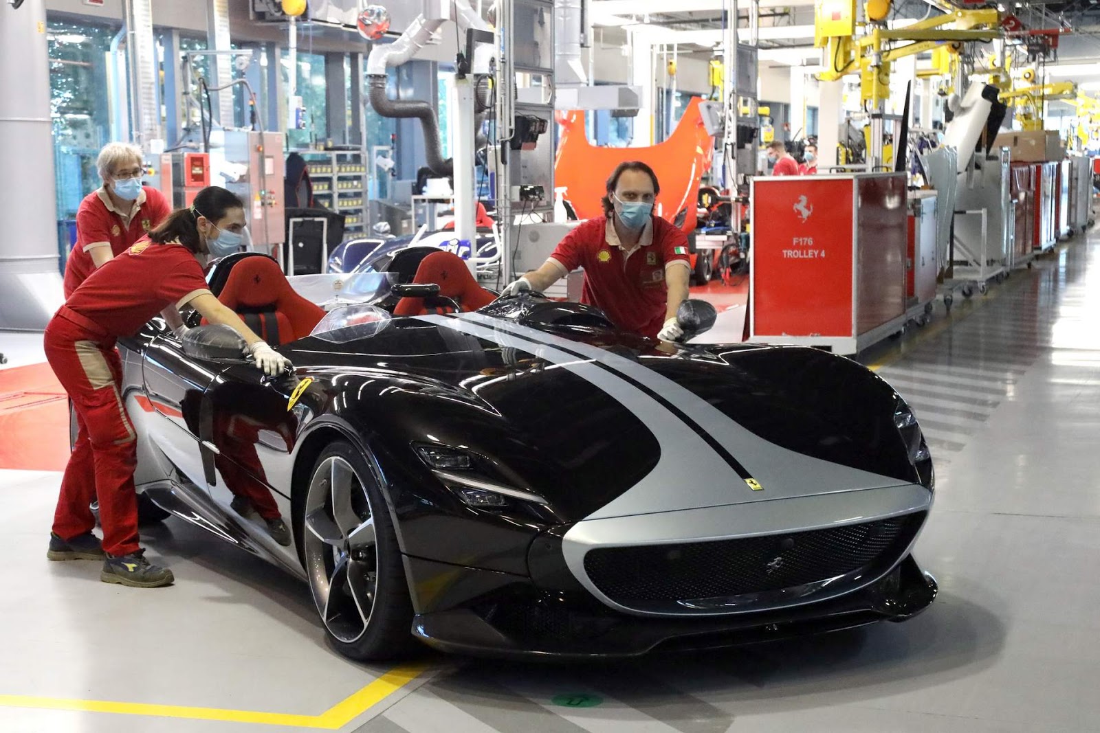 Ferrari volta a produzir em capacidade total hoje na Itália